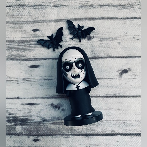 Toys | Wb Horror Mini Vinyl Figure The Nun Black And White Edition 2 ...